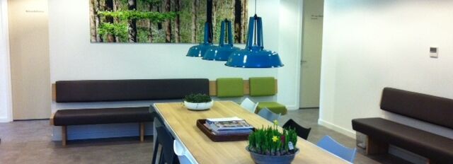 Rustgevend beeld in de wachtkamer van een dokter